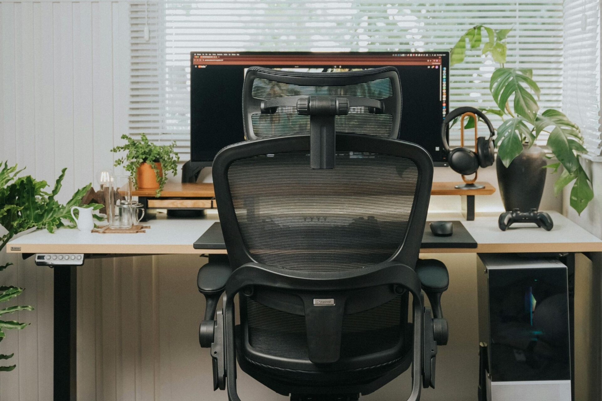 Why Ergonomic Chairs Matter More Than Ever in the Hybrid Work Era ...